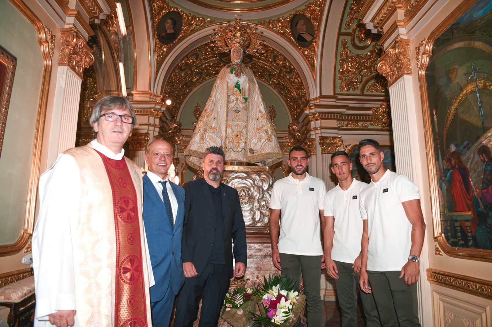 El Elche realiza su tradicional ofrenda floral a la Virgen de la ...