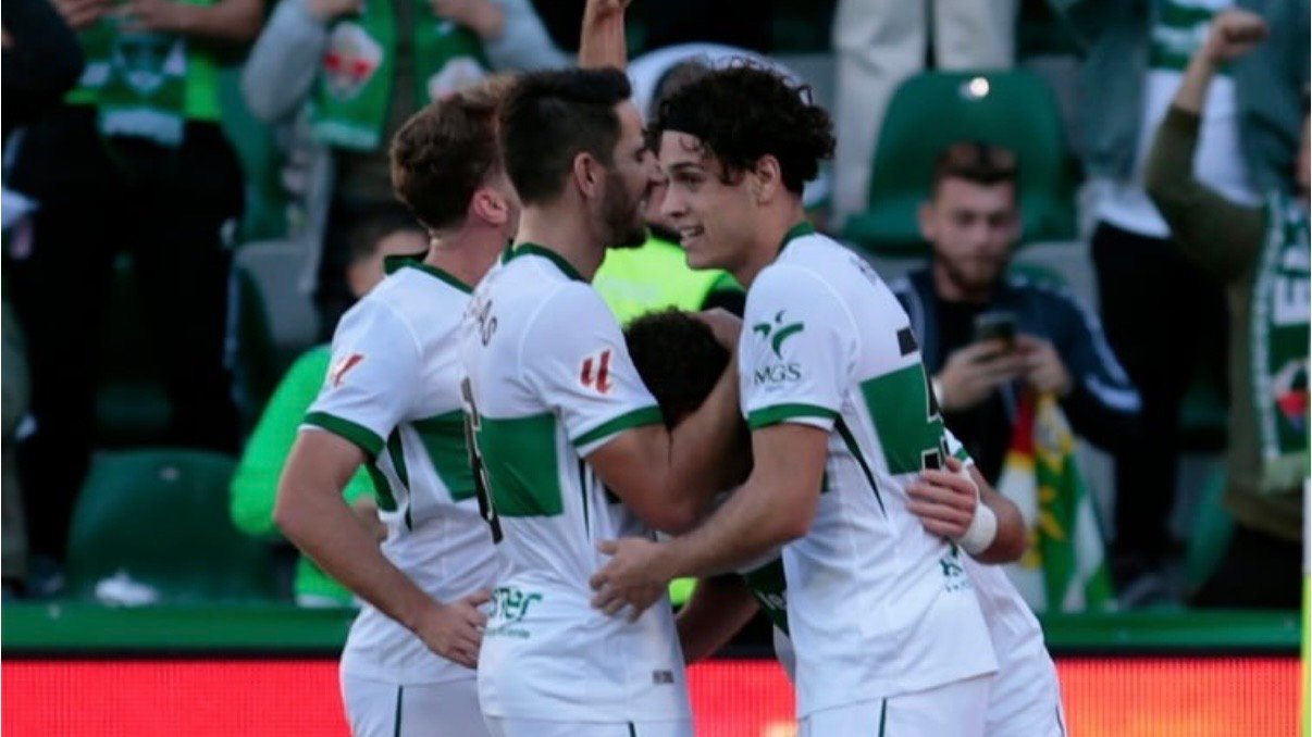El Elche golea con autoridad al Girona y suma tres puntos importantes